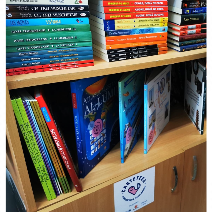 Libris donează cărti pentru elevi prin CarteTeca